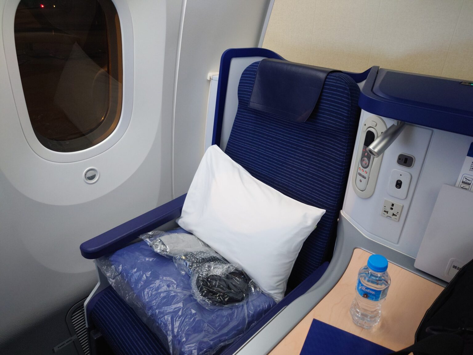 2024年4月全日空ANA羽田-クアラルンプールNH885（HND-KUL）ビジネスクラス【搭乗記】スタッガードシートのフルフラットベットで ...